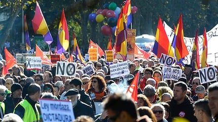 Cientos de españoles protestan en Madrid contra Pedro Sánchez