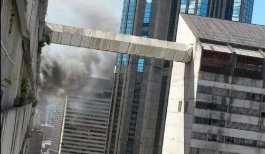 Se registra incendio en edificio de Parque Central