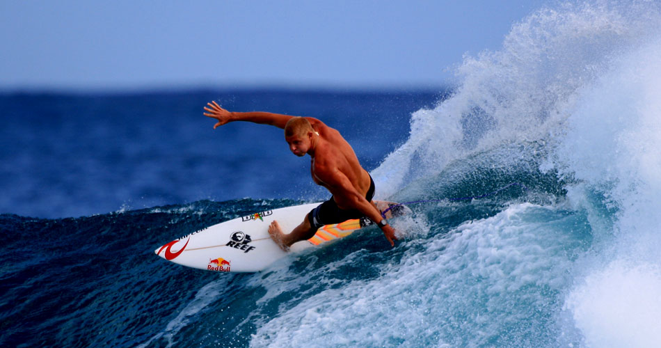 (VIDEO) Triple campeón mundial de surf es atacado por un tiburón en ...