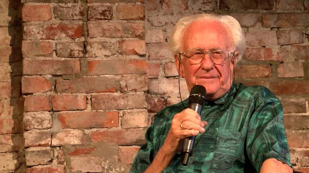 Johan Galtung predijo la disolución de la URSS y pronostica la caída de ...