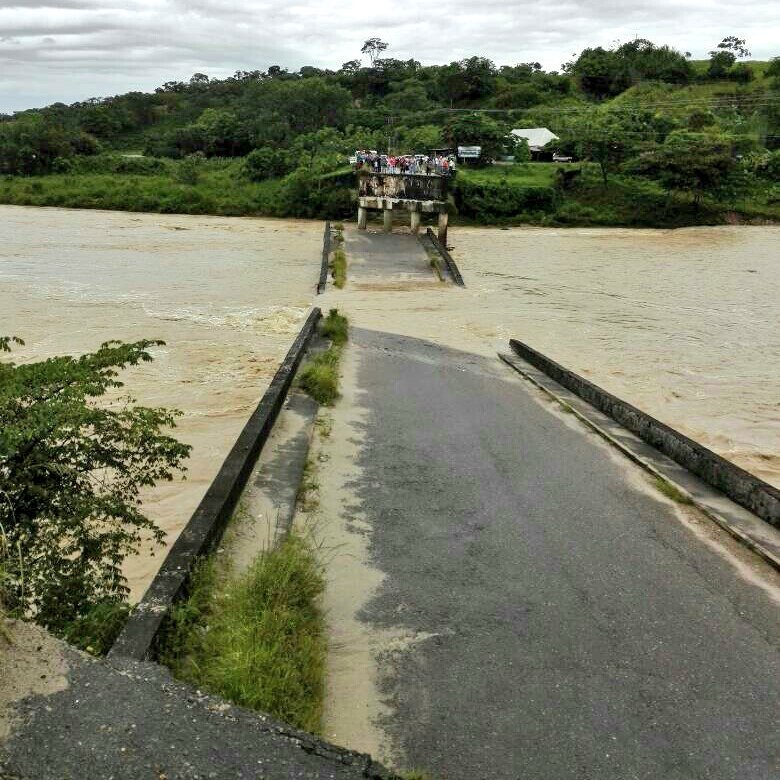 Puente que comunica Apure con Táchira sobre el río Burgua se desplomó ...