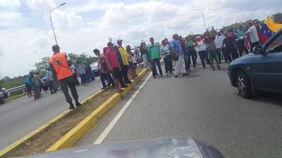 Zulia: Habitantes de Santa Rita tomaron el Puente sobre el Lago para ...