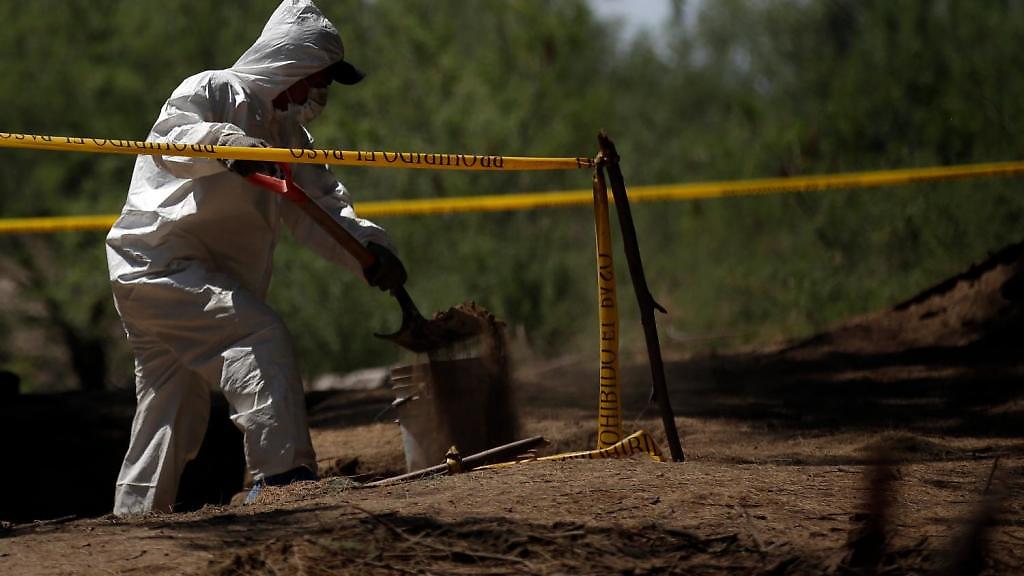 México: Encuentran una fosa con 119 bolsas con restos humanos de al menos 44 personas
