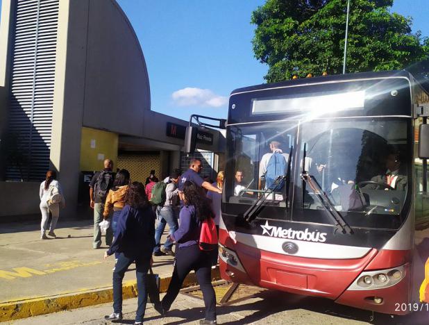 Metro de Caracas activa ruta de metrobús entre estaciones las Adjuntas ...