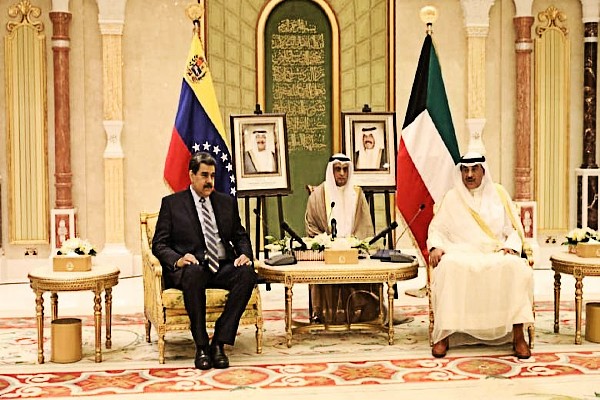 (VIDEOS) Presidente Maduro llega a Kuwait y fue recibido en la Casa Real