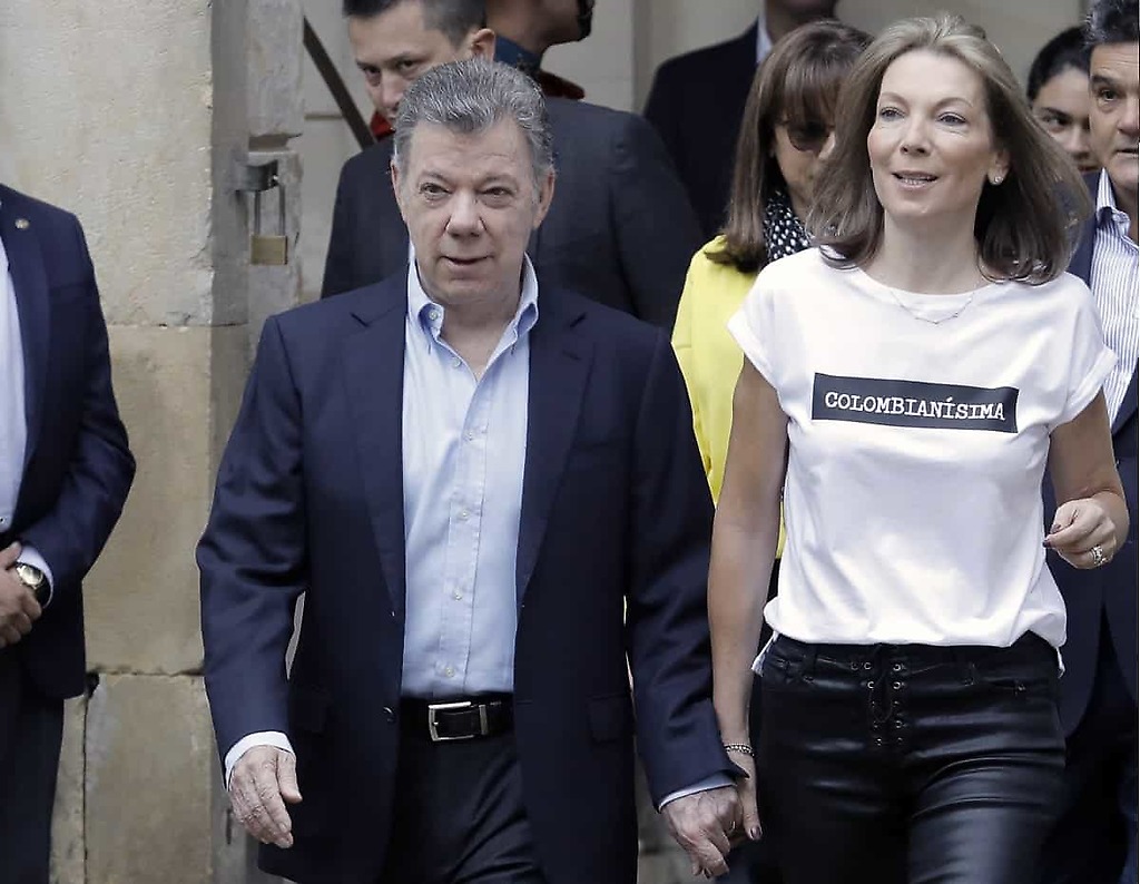 Bajaron de un avión en Canadá al ex-presidente Juan Manuel Santos y le ...