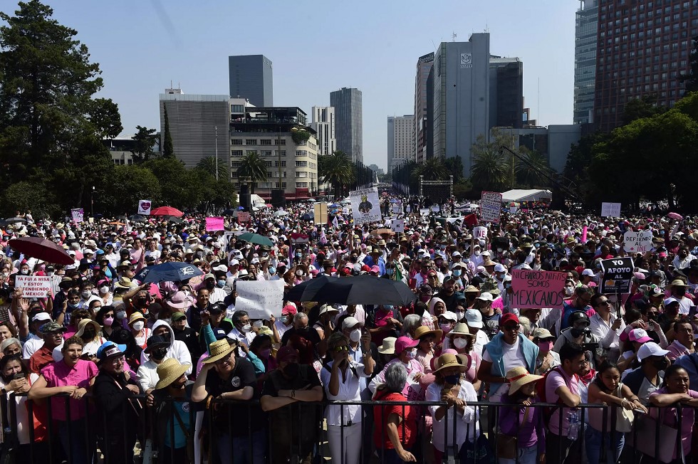 (VIDEO) Miles de personas protestaron en México contra la reforma ...