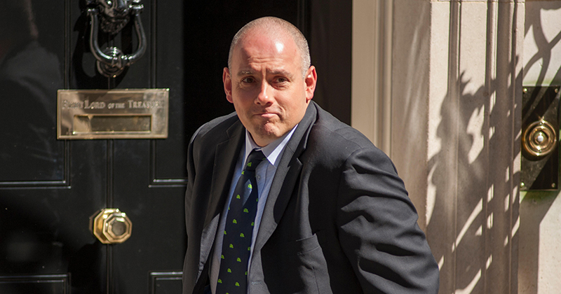 Reino Unido: ministro de educación y el de las Fuerzas Armadas renuncian